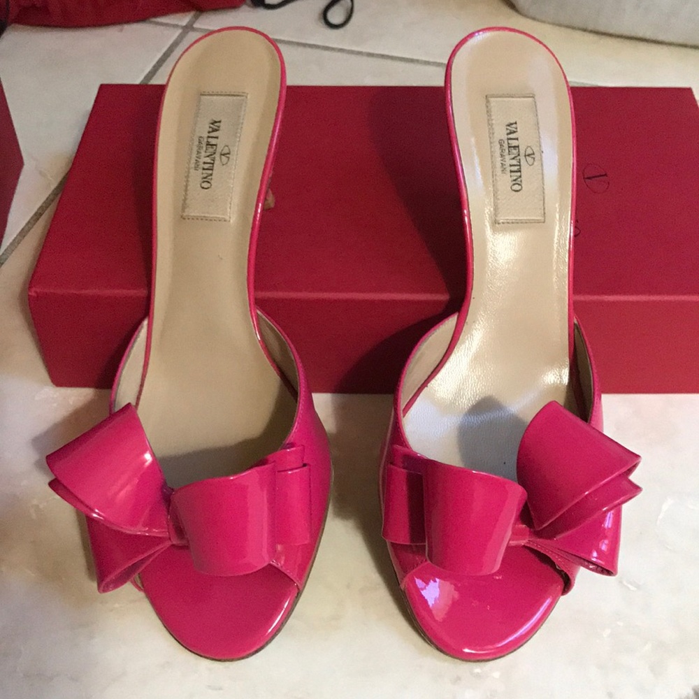Valentino Fuchsia Bow Sandals. - Gem